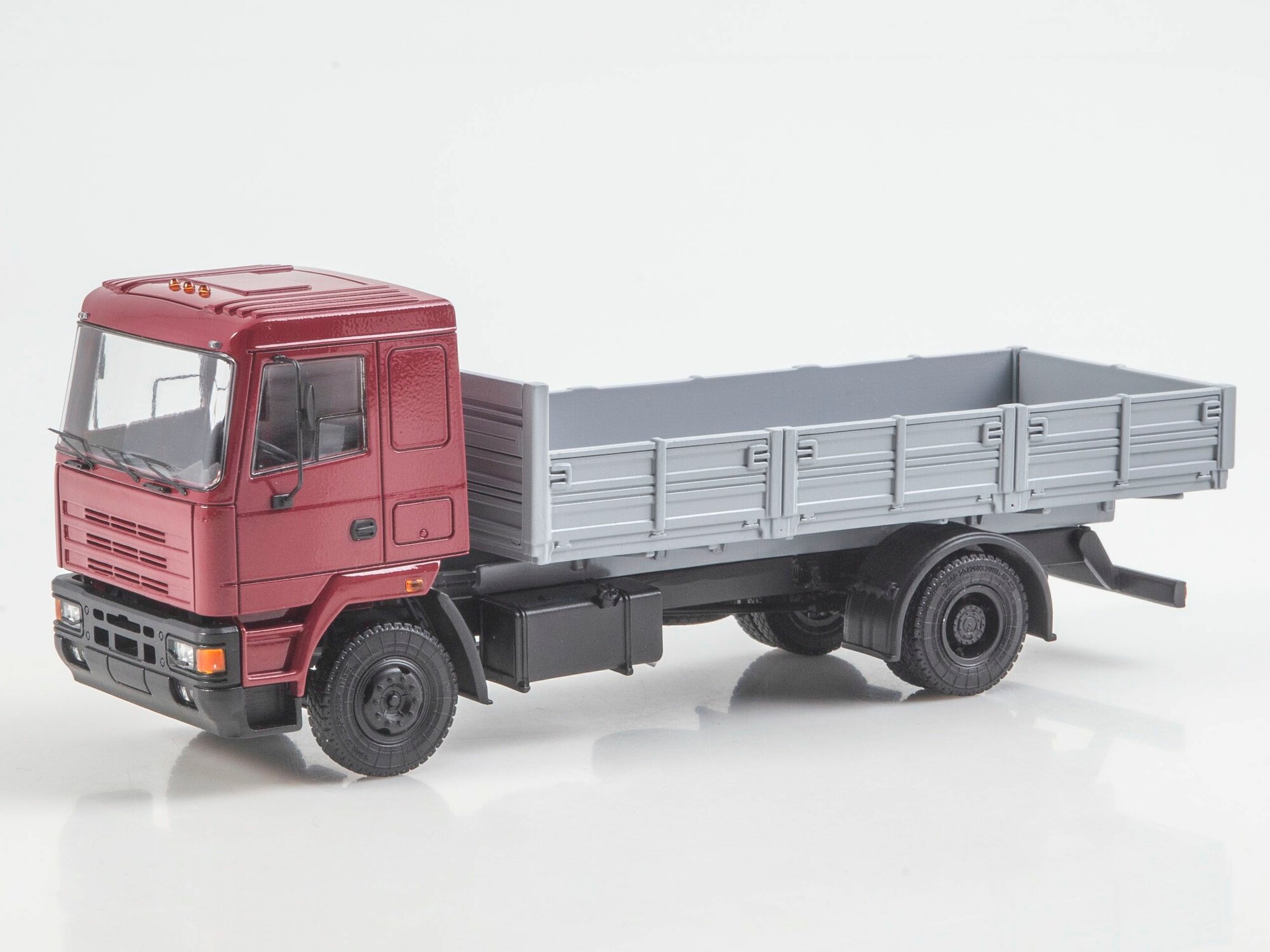 КАМАЗ-5315М бортовой грузовик, масштабная модель коллекционная