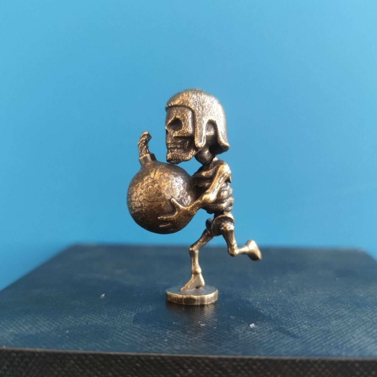 Мини металлическая модель/Король варваров Clash of Clans Клеш Роял Персонаж/Материал из твердой меди 1 шт