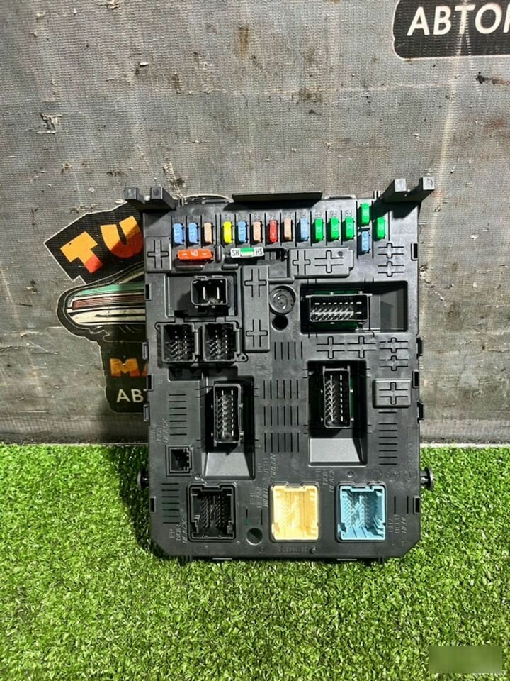 Блок предохранителей Peugeot 3008 2009-2013