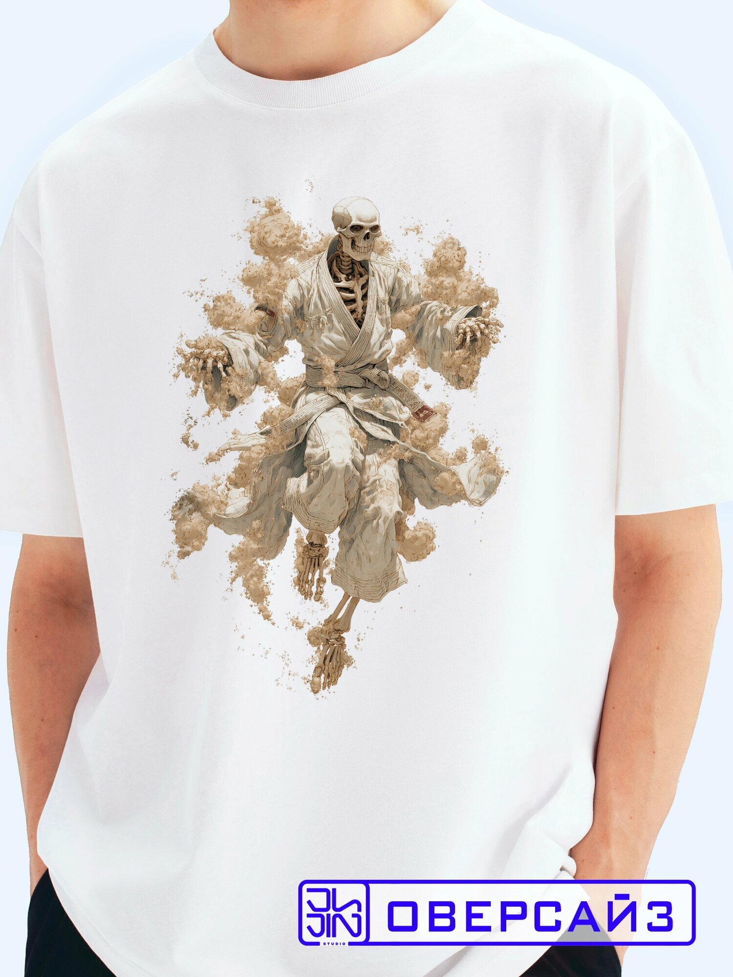 Футболка оверсайз мужская с принтом Агрессивный, вызывающий скелет самурай в белом, бежевом кимоно боевых искусств, белый хлопковый трикотаж с прикольным рисунком на груди