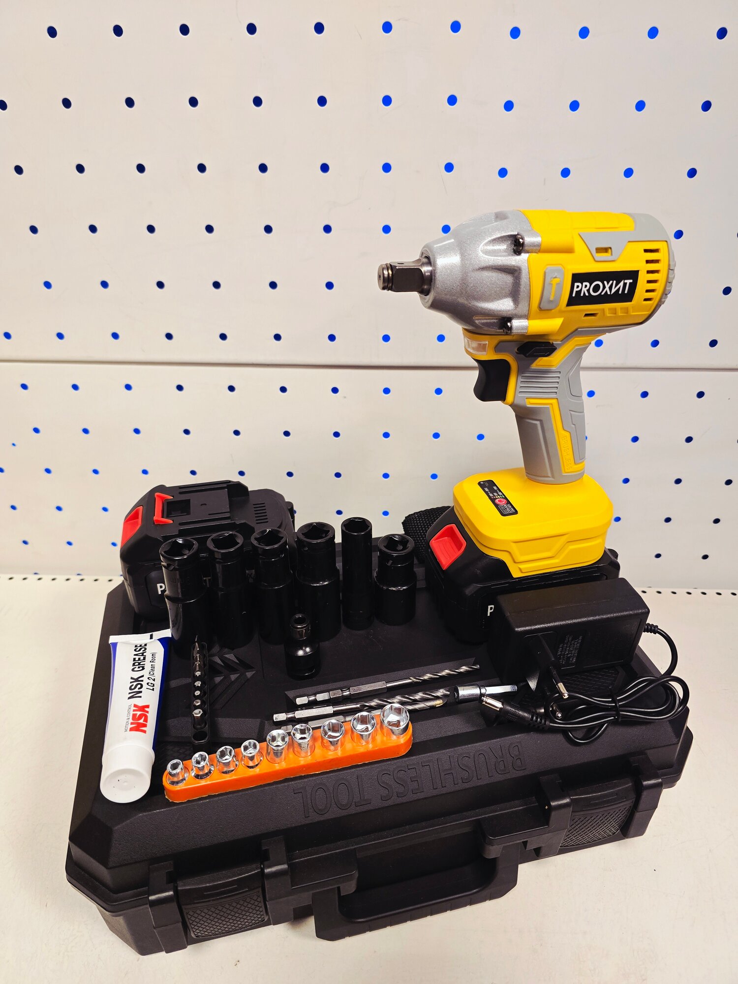 Аккумуляторный ударный бесщеточный гайковерт ProХит 600Нм, 24В, 2 х 4Ач, 2800 об/мин, набор оснастки