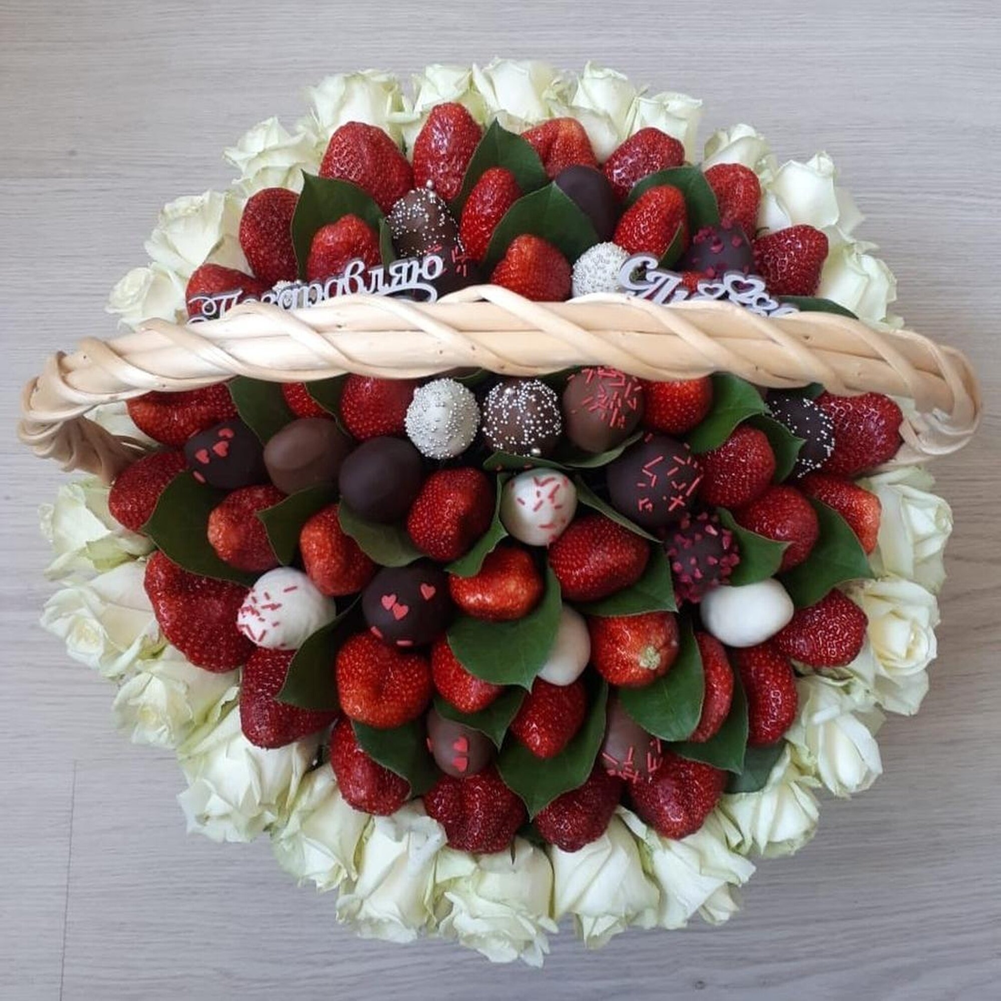 Подарочный набор Mklubni из роз, клубники в шоколаде и свежей клубники, в корзине, размер XL, номер 2