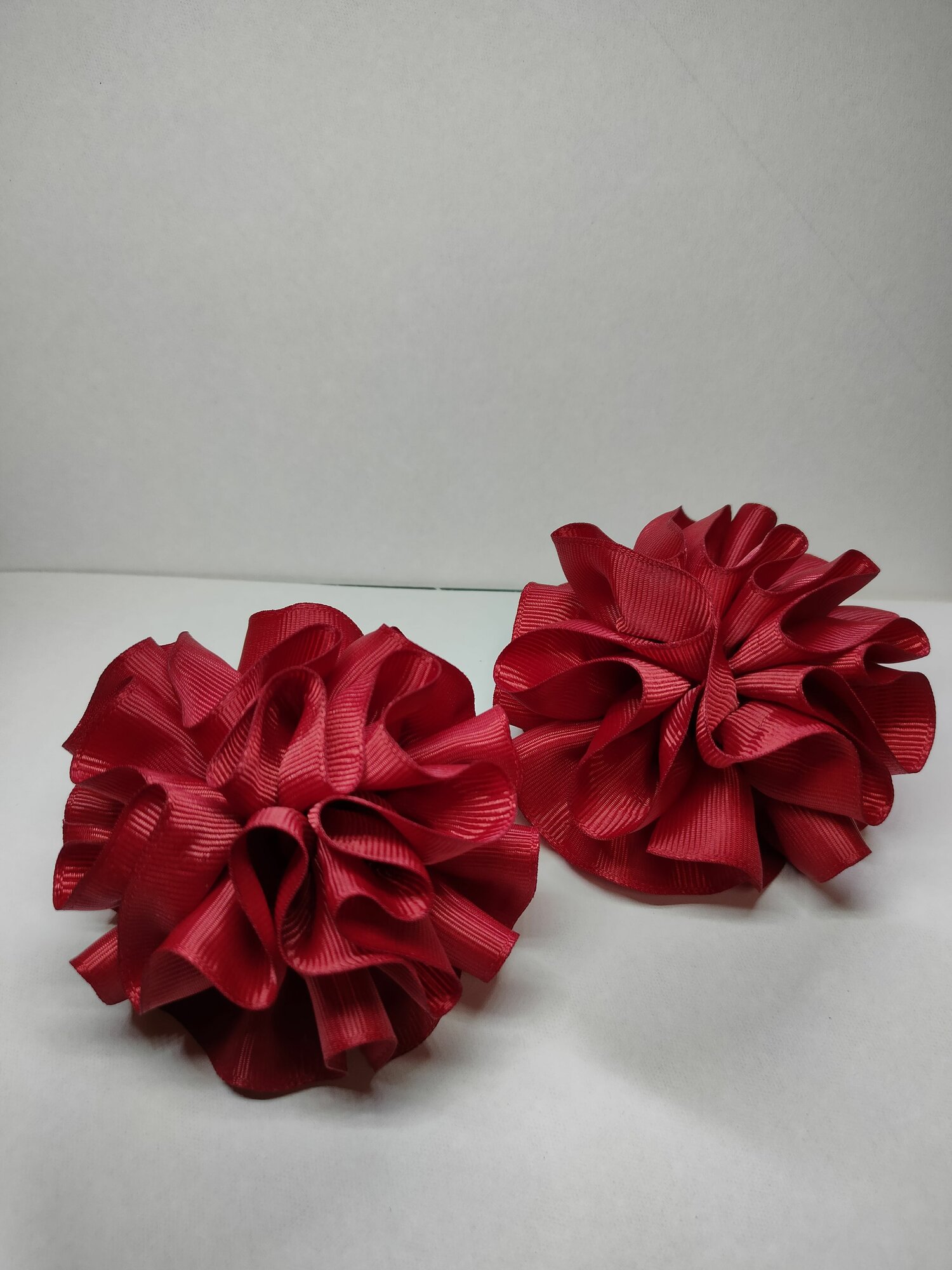 Банты бордовые 2 шт, репсовые 9 см, на резиночках 3 см.
