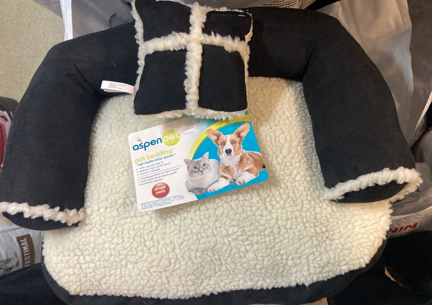 Диван-лежак Aspen Pet Bedding, для собак и кошек, с подушкой, 53x39x16 см Чёрный