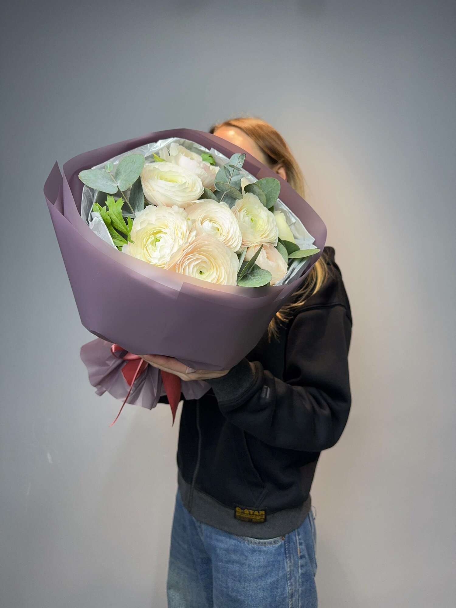 FRESH FLORA Белая Нежность – ранункулюсы и эвкалипт с доставкой