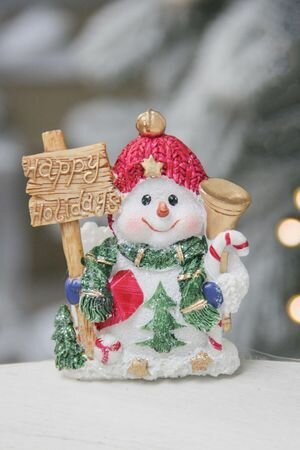 Декоративный магнит волшебный персонаж: снеговичок С горном, керамика, 8 см, Koopman International AAA000845-2