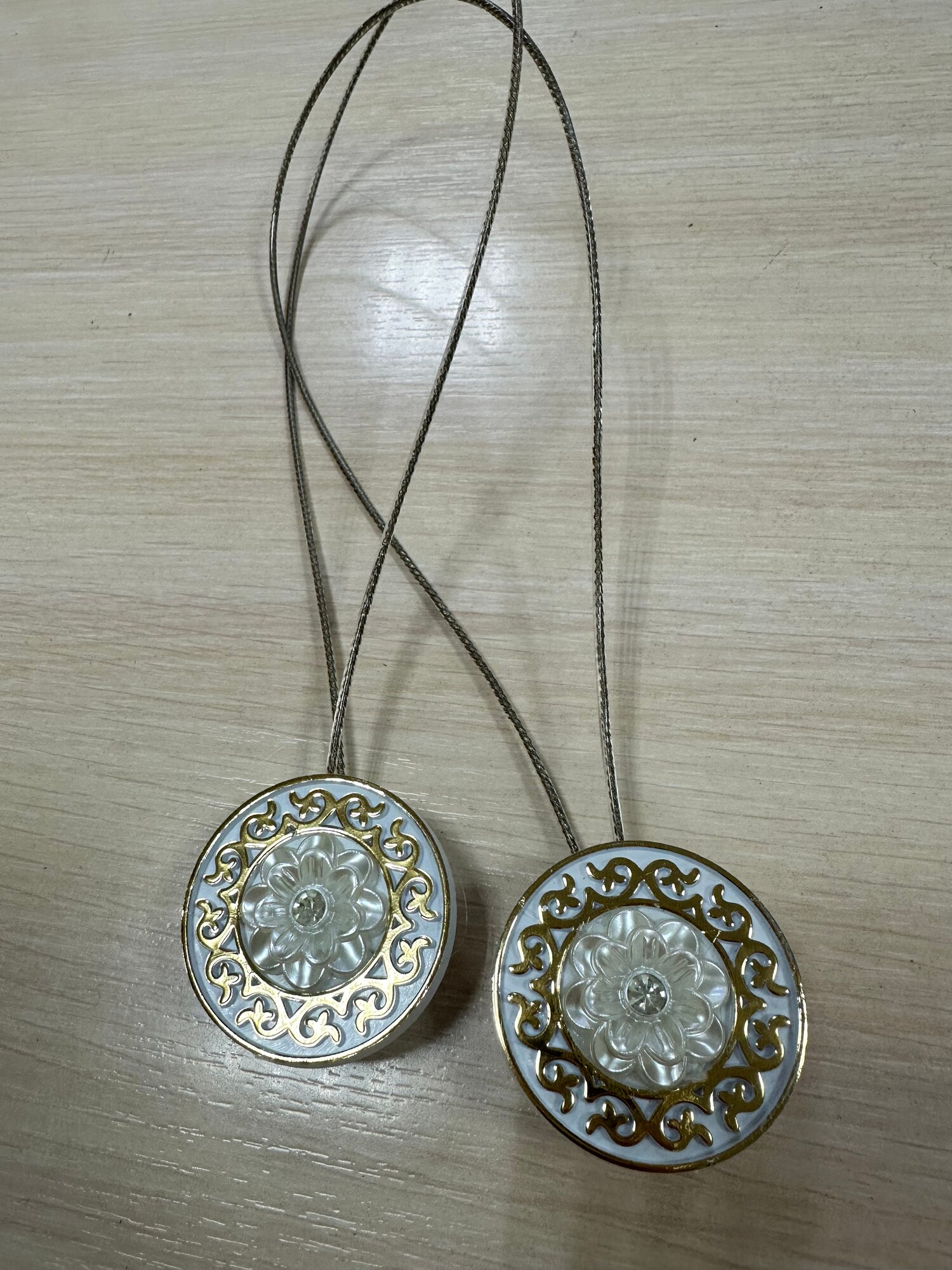 Подхват магнитный для штор белый круг с золотом, 1 шт