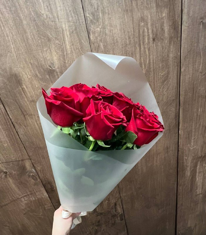 Роза Эксплорер, 70 см — яркий акцент и выражение внимания: идеальный выбор для заметного подарка