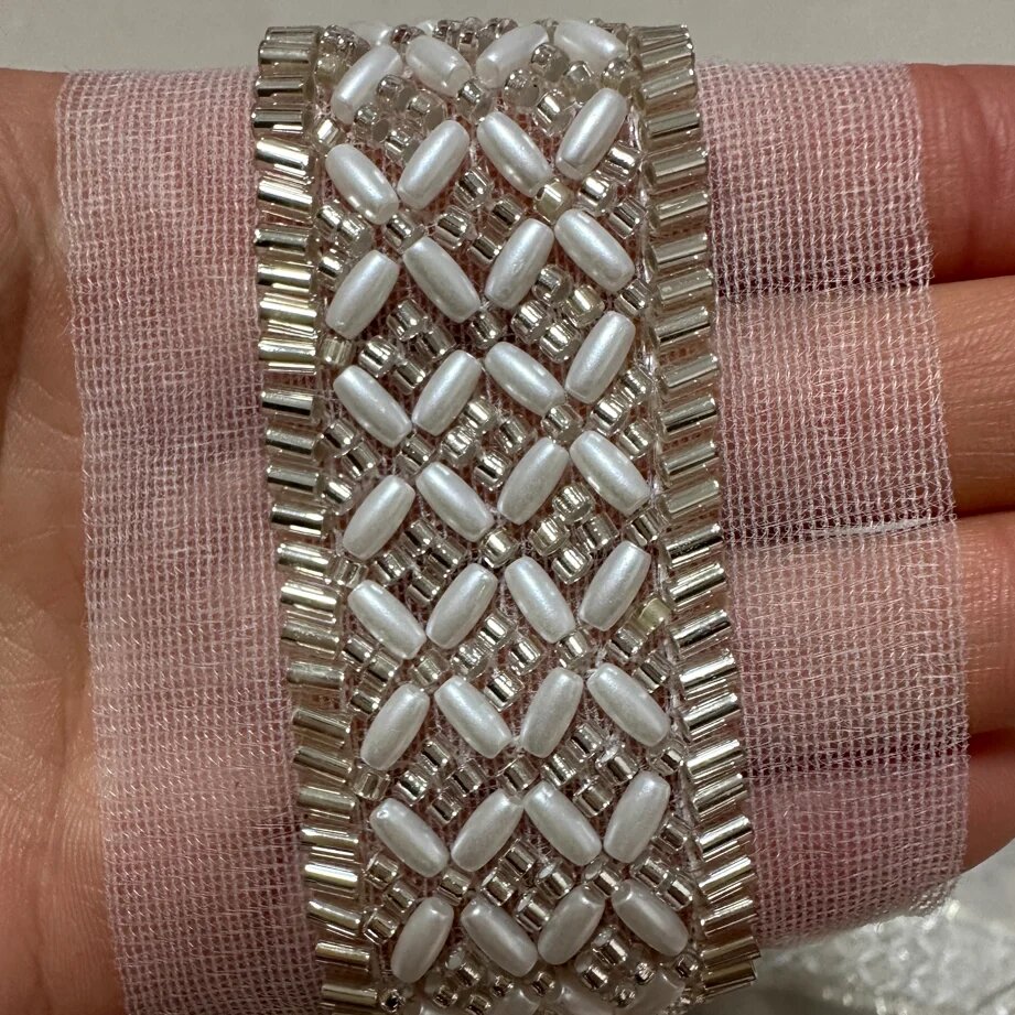 Белый кружевной пояс с бисером 45 см