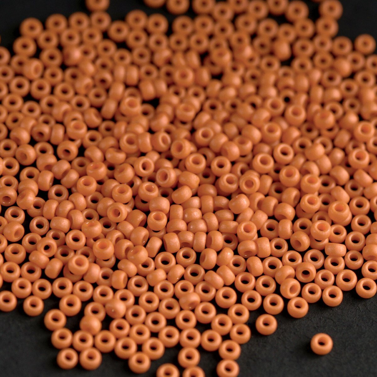 Бисер японский MIYUKI 10 гр Миюки круглый Round Rocailles.11/0 размер 1.6 мм. RR-2313. цвет оранжевый, матовый, непрозрачный (Matte Opaque Orange)