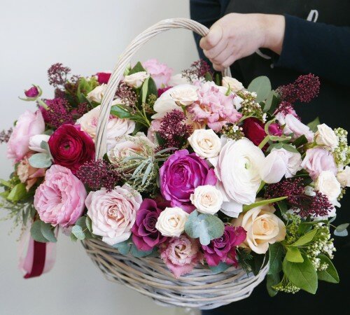 Большая корзина с пионовидными розами от студии цветов клумба. москва