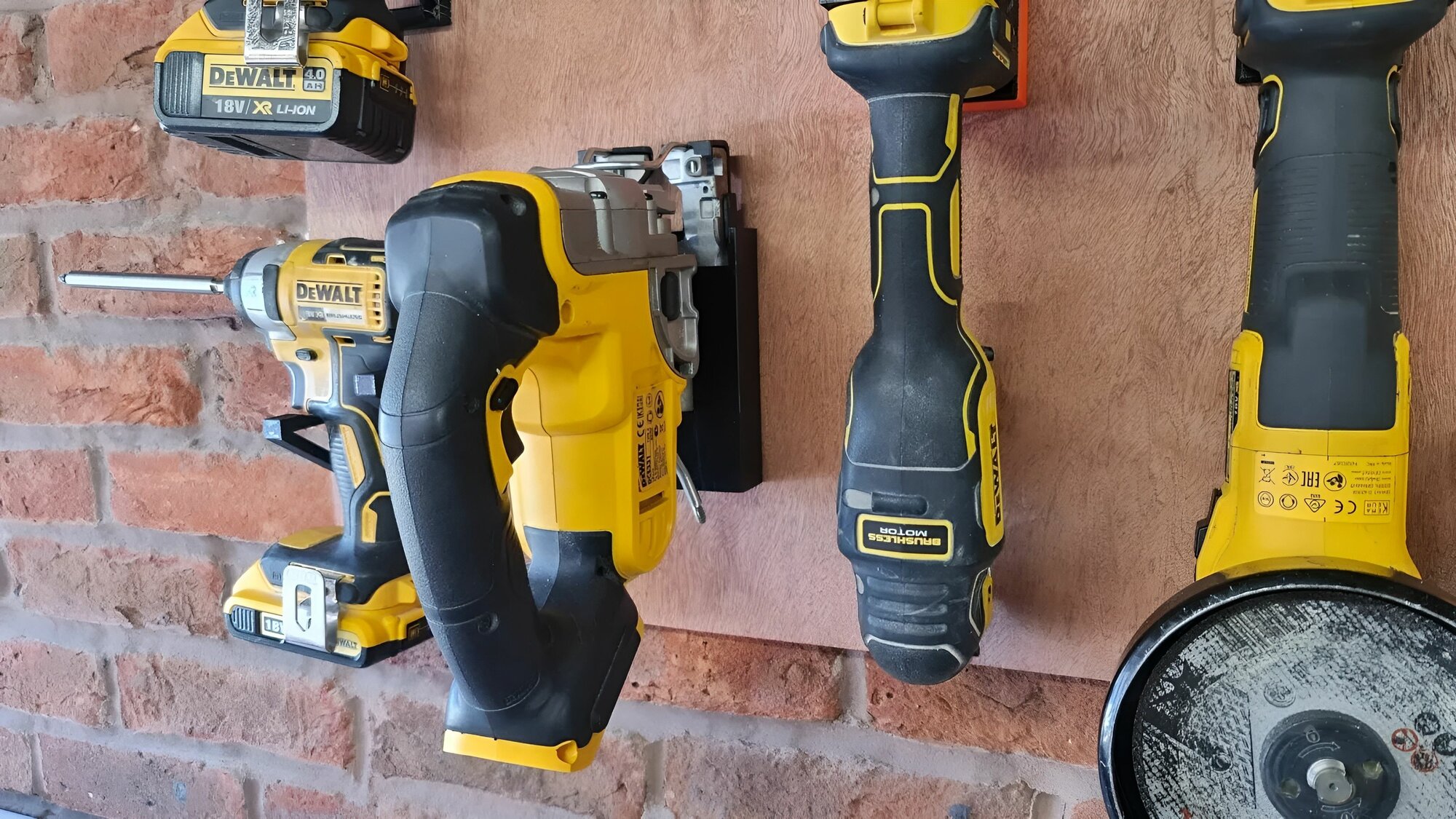 Настенный держатель для лобзика DeWalt DCS331