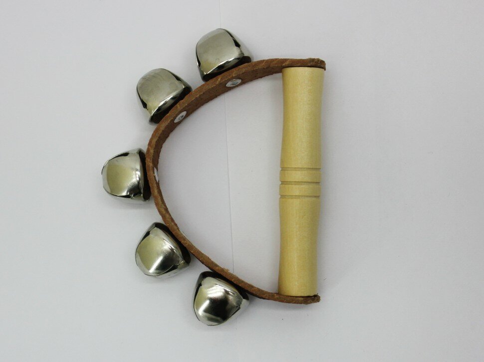 Бубенцы большие 5 шт на кожаном полукольце с деревянной ручкой ANT-5332-5-G13-5B