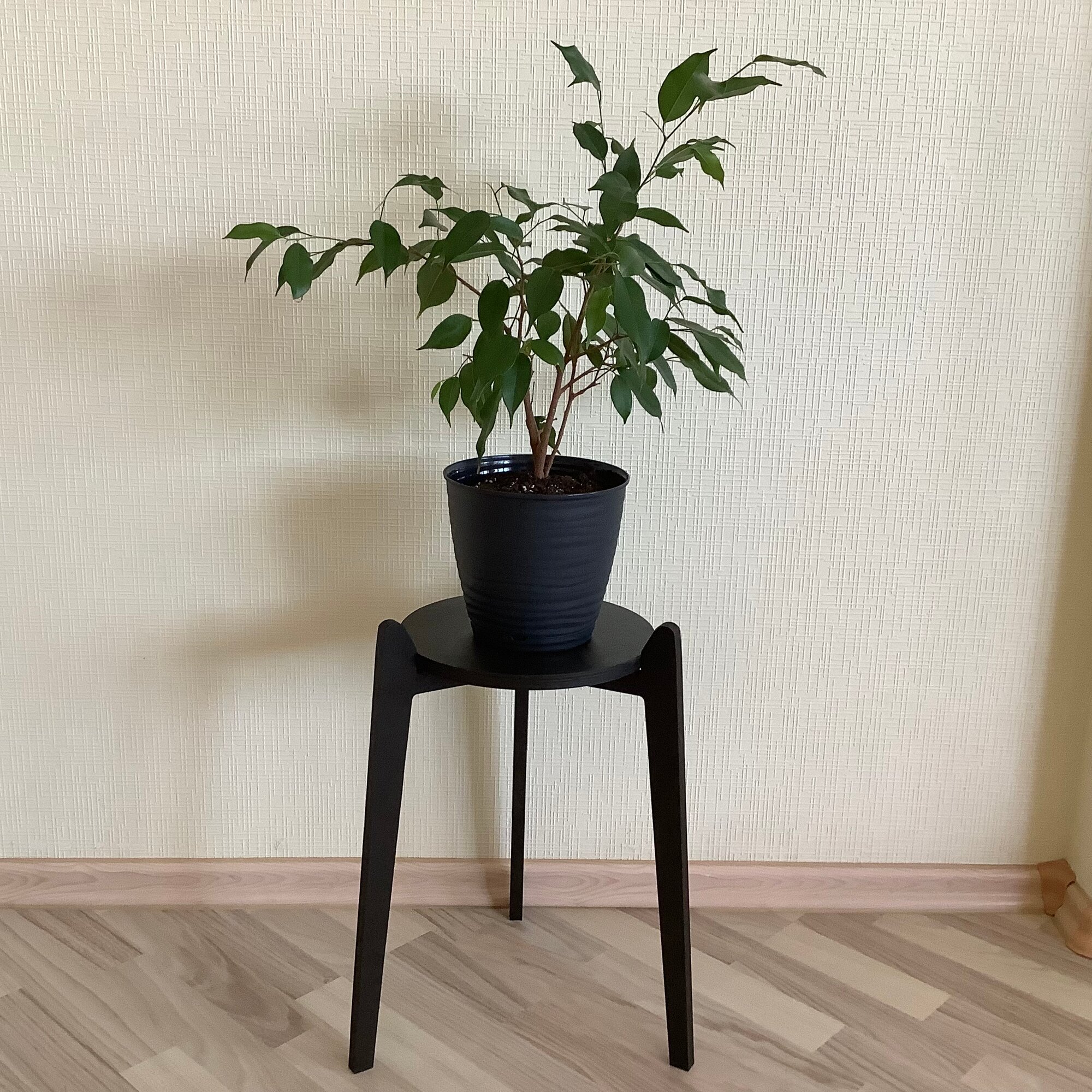 Подставка для цветов чёрная