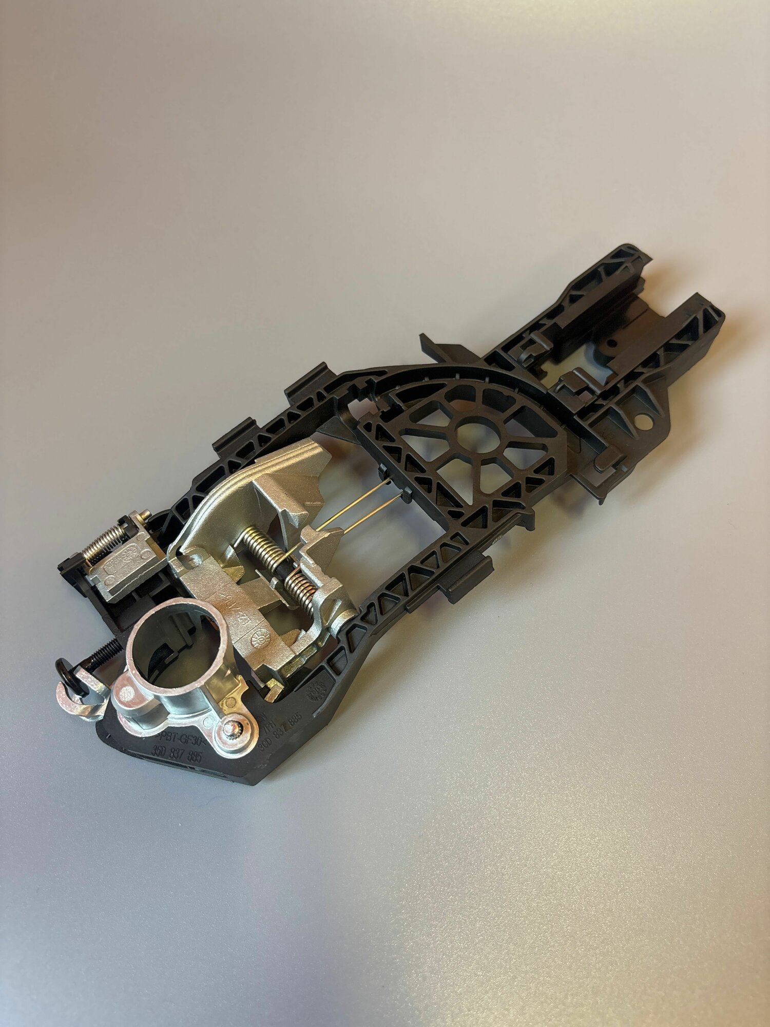 Кронштейн ручки двери передний левый для Volkswagen Passat B6