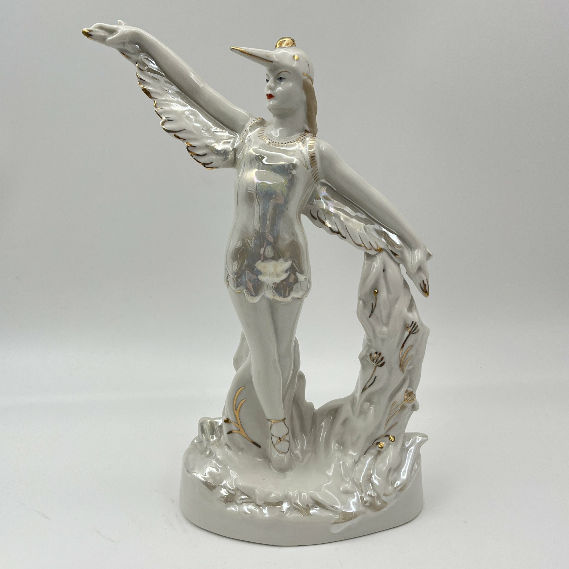 Статуэтка "Балерина в роли аиста", скульптор М. А. Интизарян, фарфор, роспись