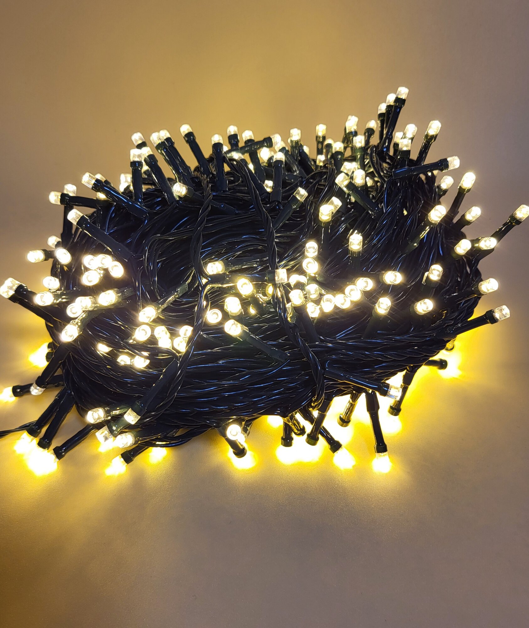 Гирлянда уличная 30 метров теплый свет ip44 напряжение 31 вольт, зеленый провод