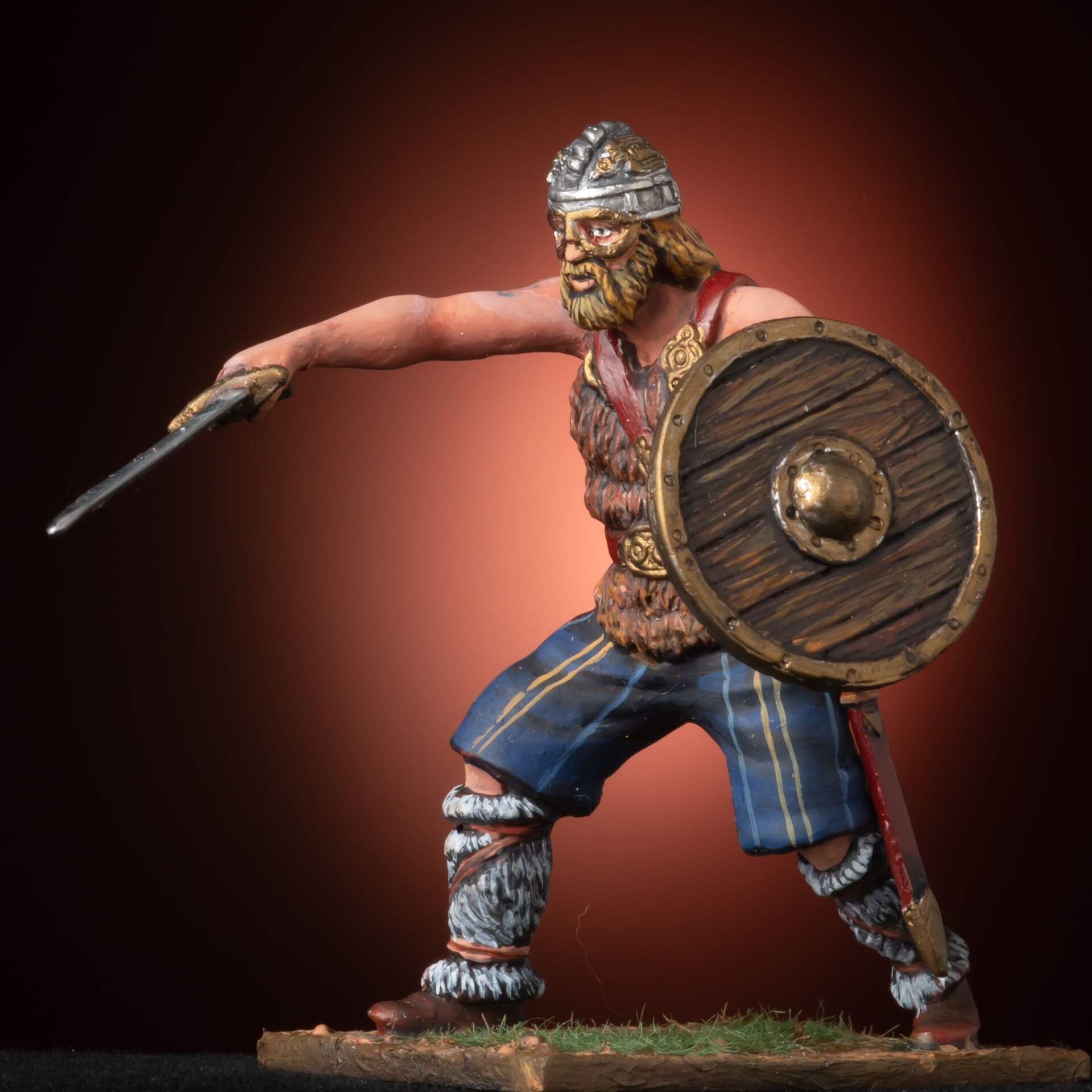 Оловянная миниатюра Викинг-берсерк с большим мечом русский раритет