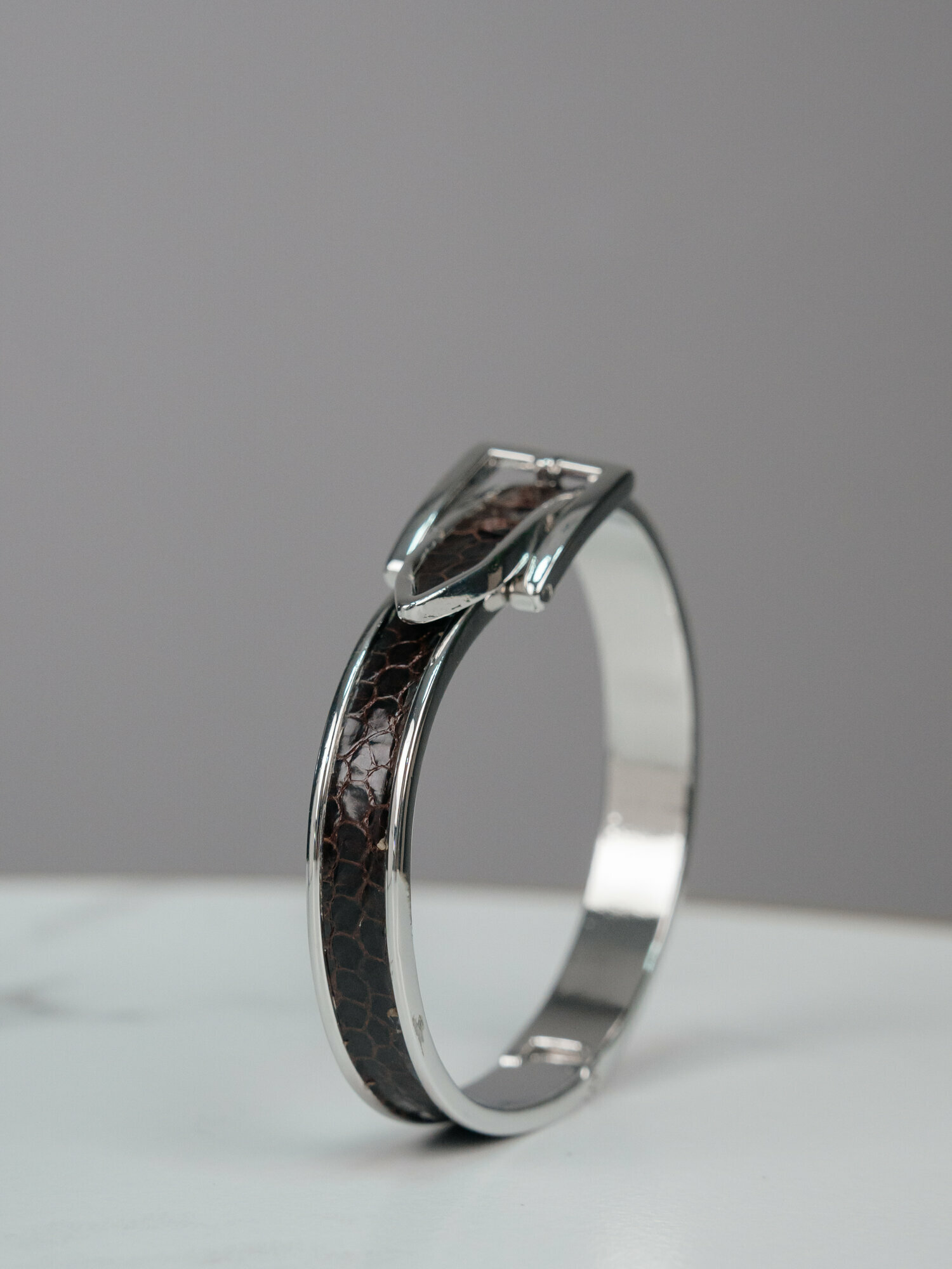 Жесткий браслет, кожа