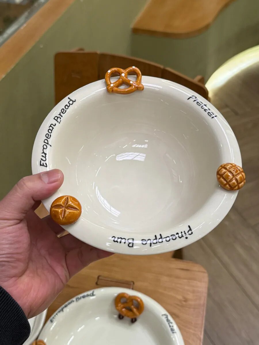 Тарелка с крендельками и булочками