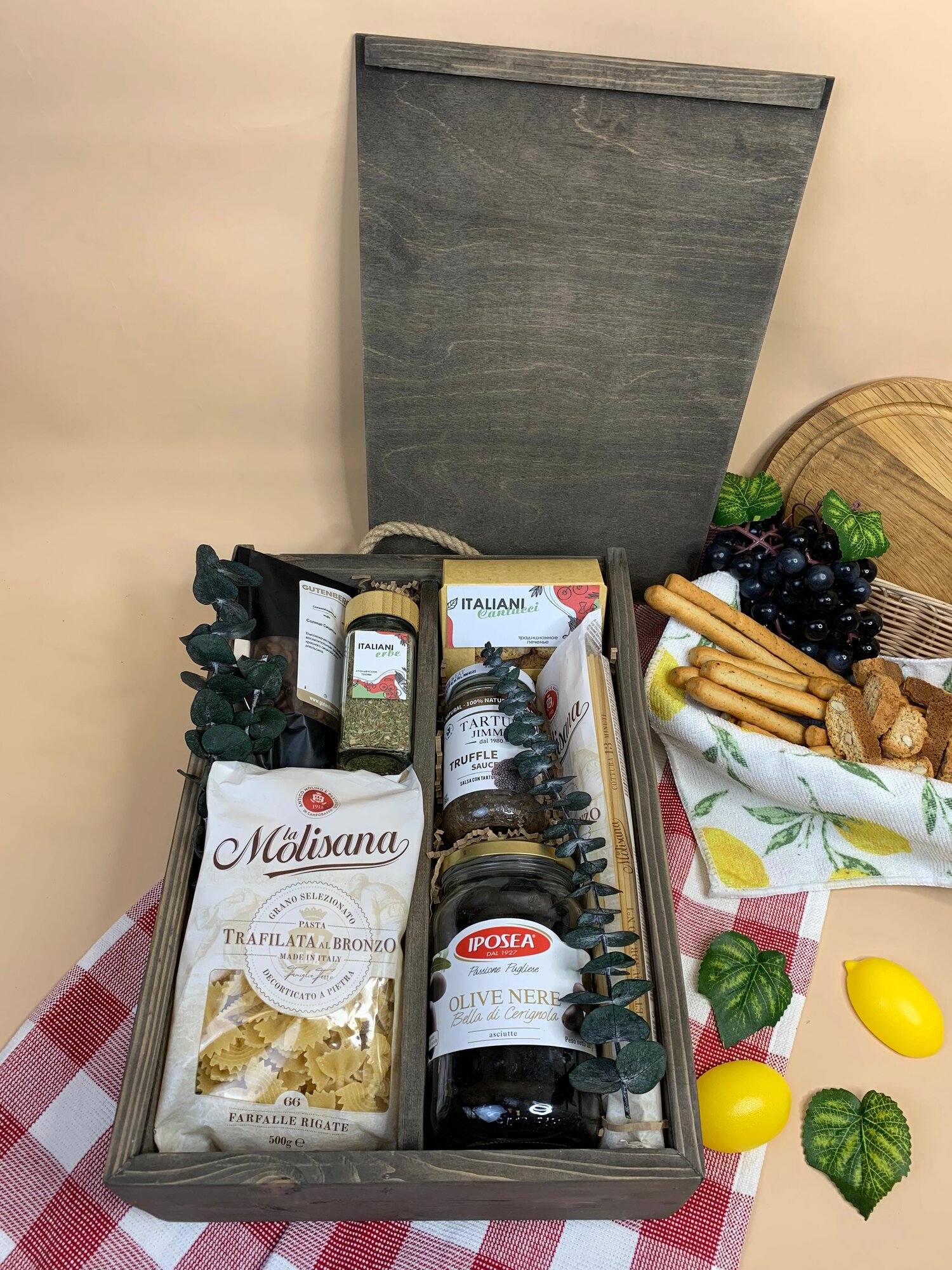 Подарочный набор "Dolce vita" двойной с маслинами, кофе, макаронами, соусом, приправами, кантуччи на день рождения / итальянский подарок в ящике женщине мужчине жене мужу родителям