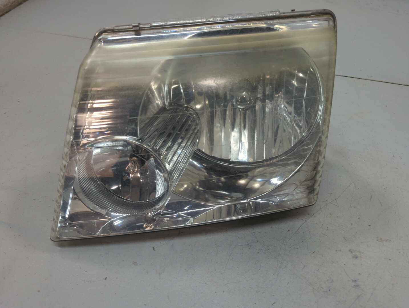 Фара (передняя) левая Ford Explorer Б/У