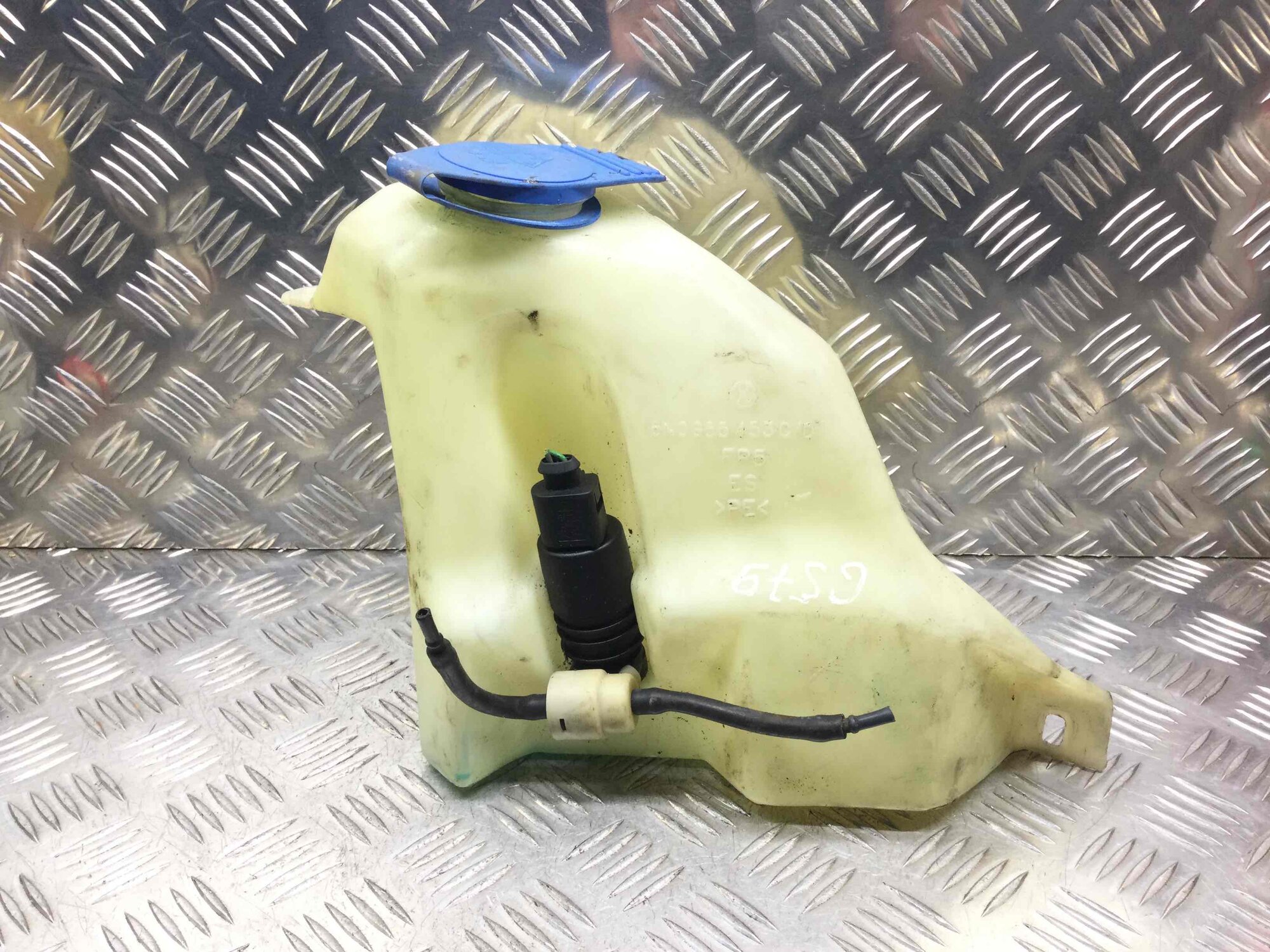 Б/У Бачок омывателя Volkswagen Polo 2 поколение [рестайлинг] (1990-1994) 1998 г.