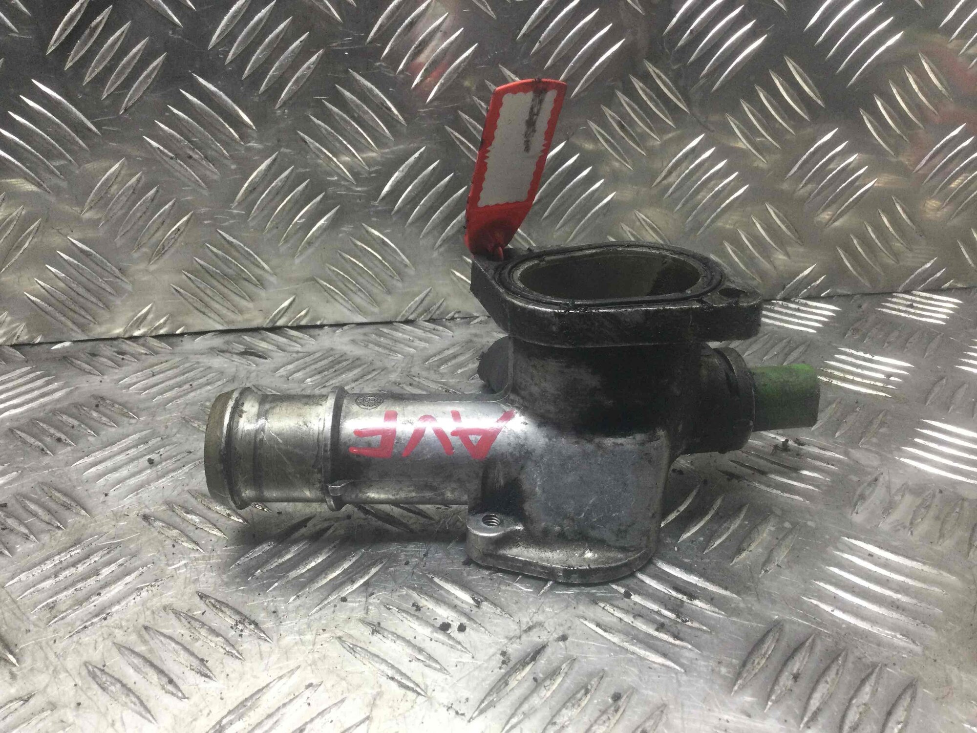 Б/У Фланец (тройник) системы охлаждения Volkswagen Passat B5+ [рестайлинг] (2000-2005) 2002 г.