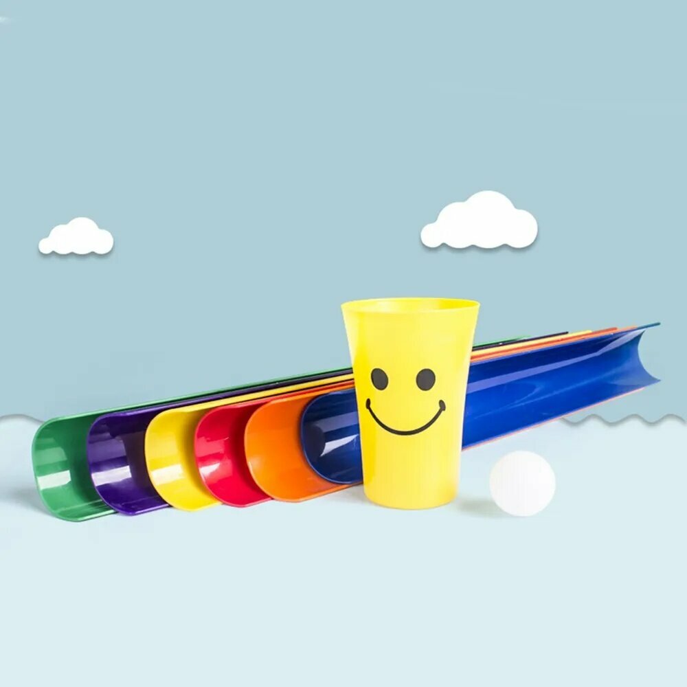 Игра на развитие командной работы с пластиковыми трубками, стаканом и мячиком для активного отдыха подростков и взрослых