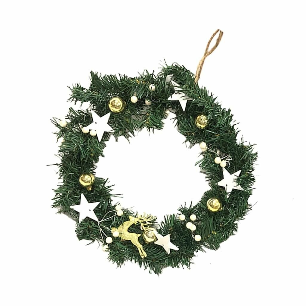 Входная дверь в рождественском венке с зелеными гирляндами из сосновых шишек для вечеринки