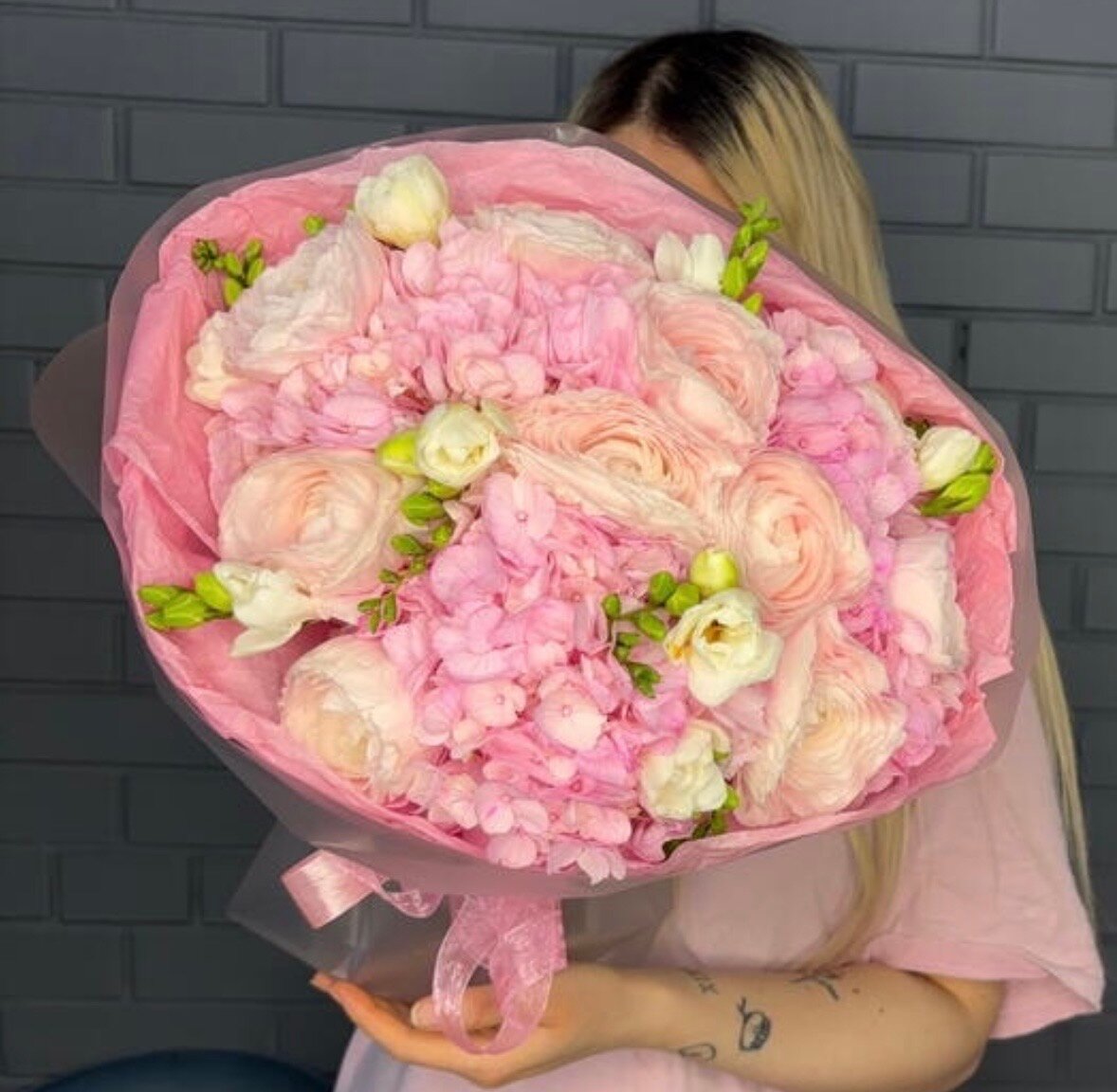 Букет светло-розовые ранункулюсы, пышные гортензии и белая фрезия