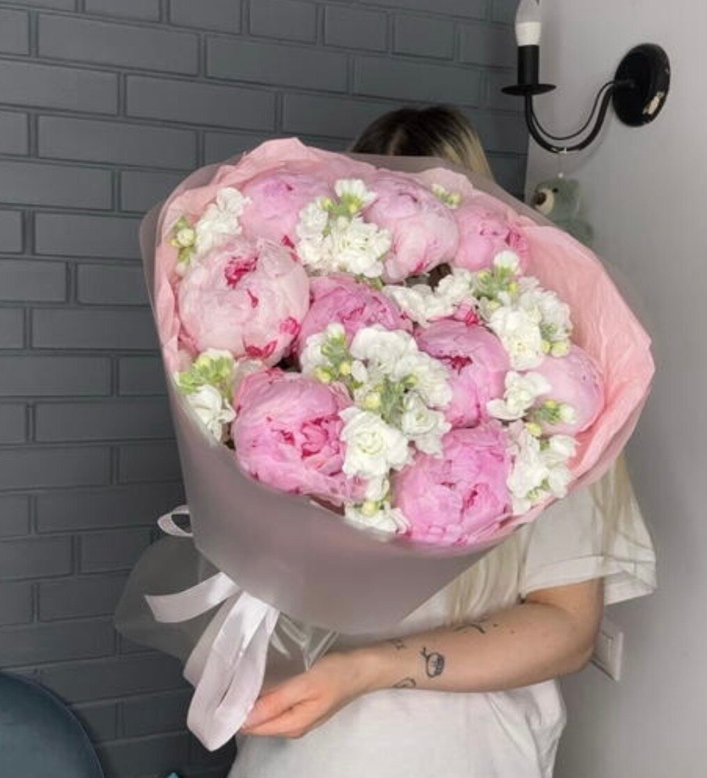 Букет розовые пионы Сара Бернар (9 штук) и белая ароматная маттиола