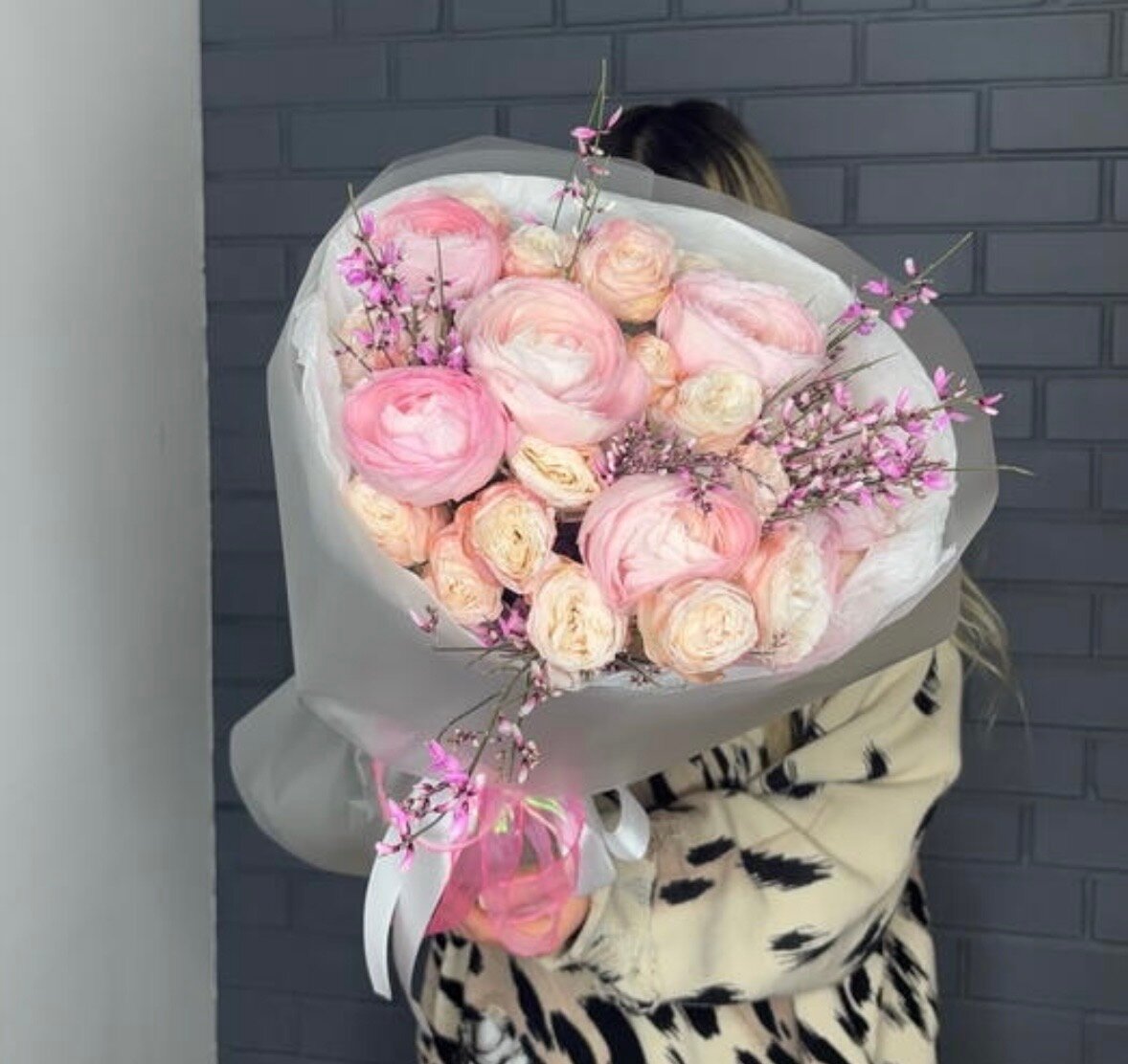 Букет (ранункулюсы, пионовидные розы Бомбастик, гениста, размер S)