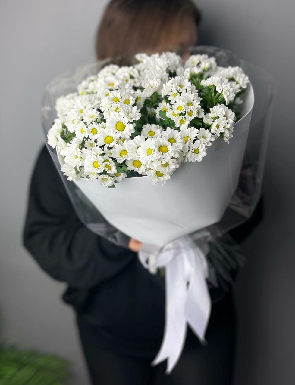 Букет хризантем сантини ромашкой / 21 белая кустовая хризантема в стильной упаковке / букет живых цветов с доставкой