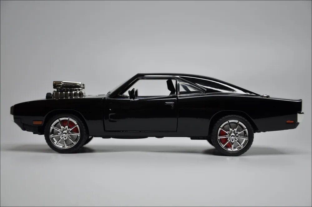 Игрушечная машинка Dodge Charger R/T 1970 1:24 черного цвета с открывающимися дверьми — фото 1
