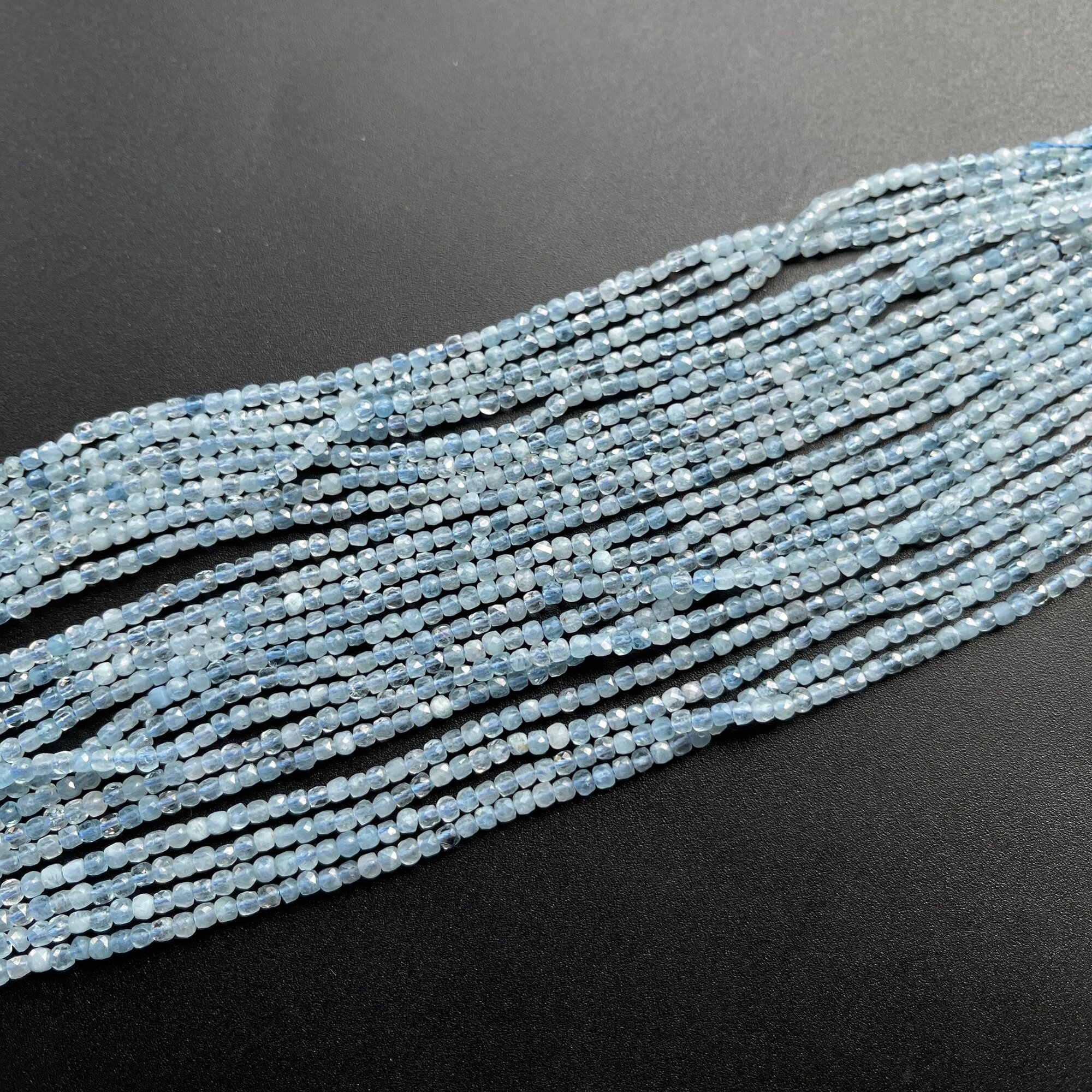 Бусины аквамарин А кубик граненый 2,5 мм (нить 39 см), Suntrim