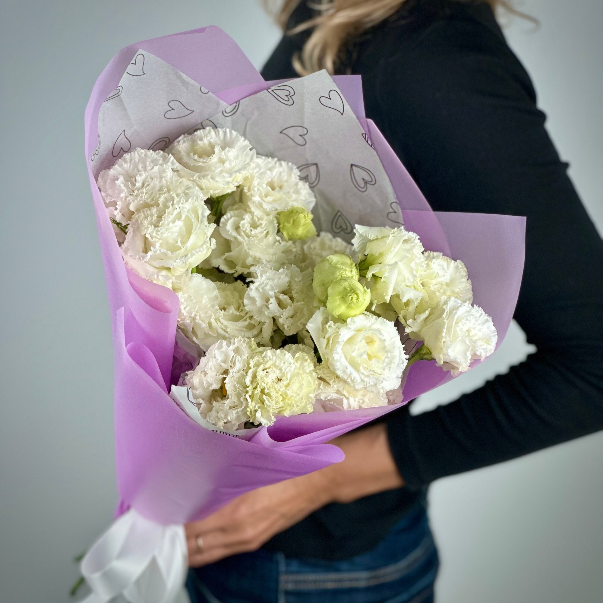 Букет из 9 белых лизиантусов в стильной упаковке. «365 Поводов» - живые цветы с доставкой