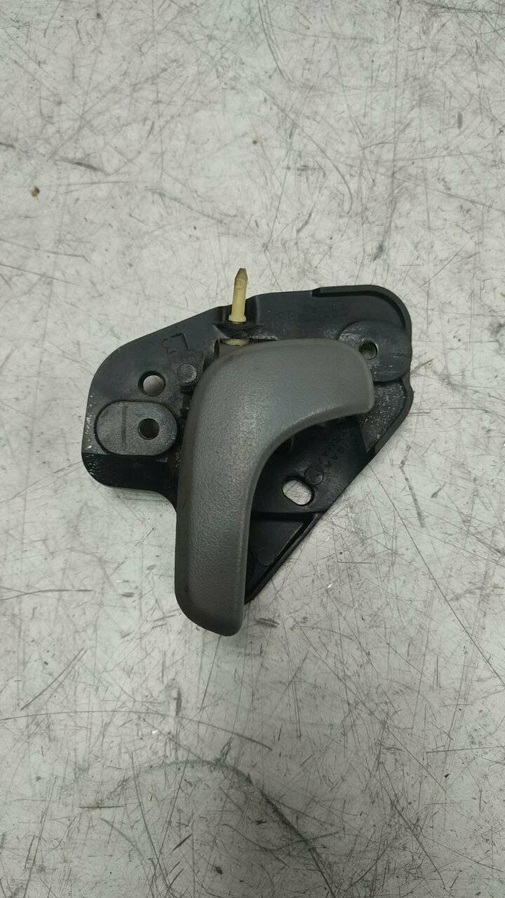 Ручка внутренняя двери передней левой Dodge Caravan 4 (2000 - 2007) 04894119AA