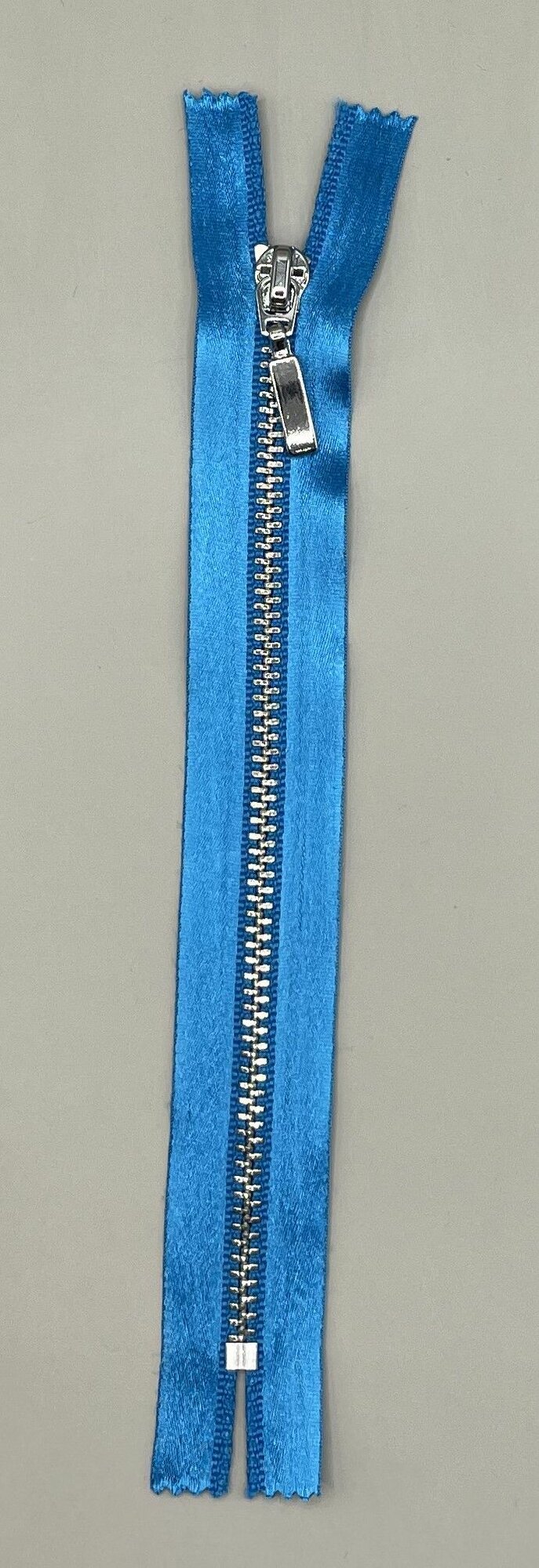 Молния металл,18см, тип 4, на атласной тесьме, лазурный, зубья серебро. Италия.1шт.