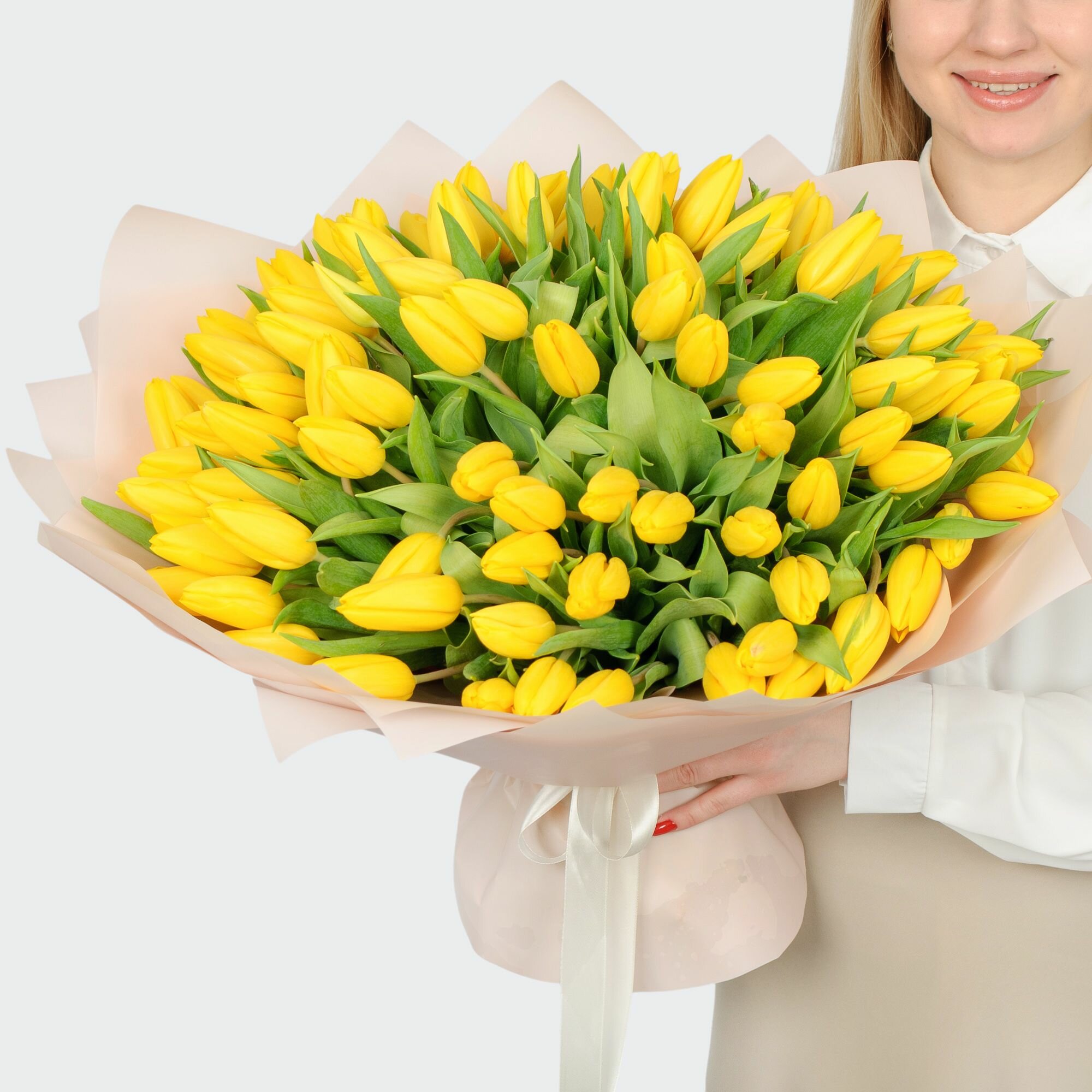 Букет "СоюзЦветТорг", тюльпаны 101 стебель, жёлтый, оформление под ленту, матовая плёнка