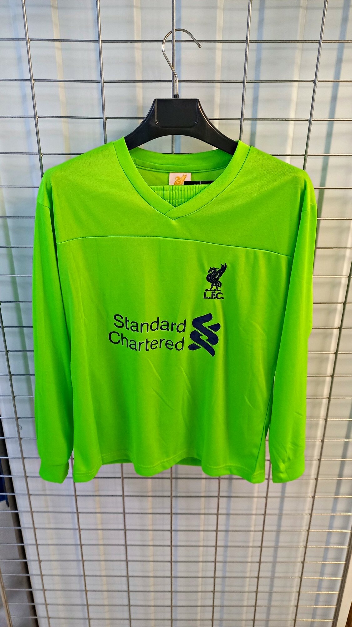 Для футбола Ливерпуль размер 26 ( на 11-12 лет) форма ( майка + шорты ) футбольного клуба LIVERPOOL ( Англия) №11 SALAH с длинными рукавами Салатовая