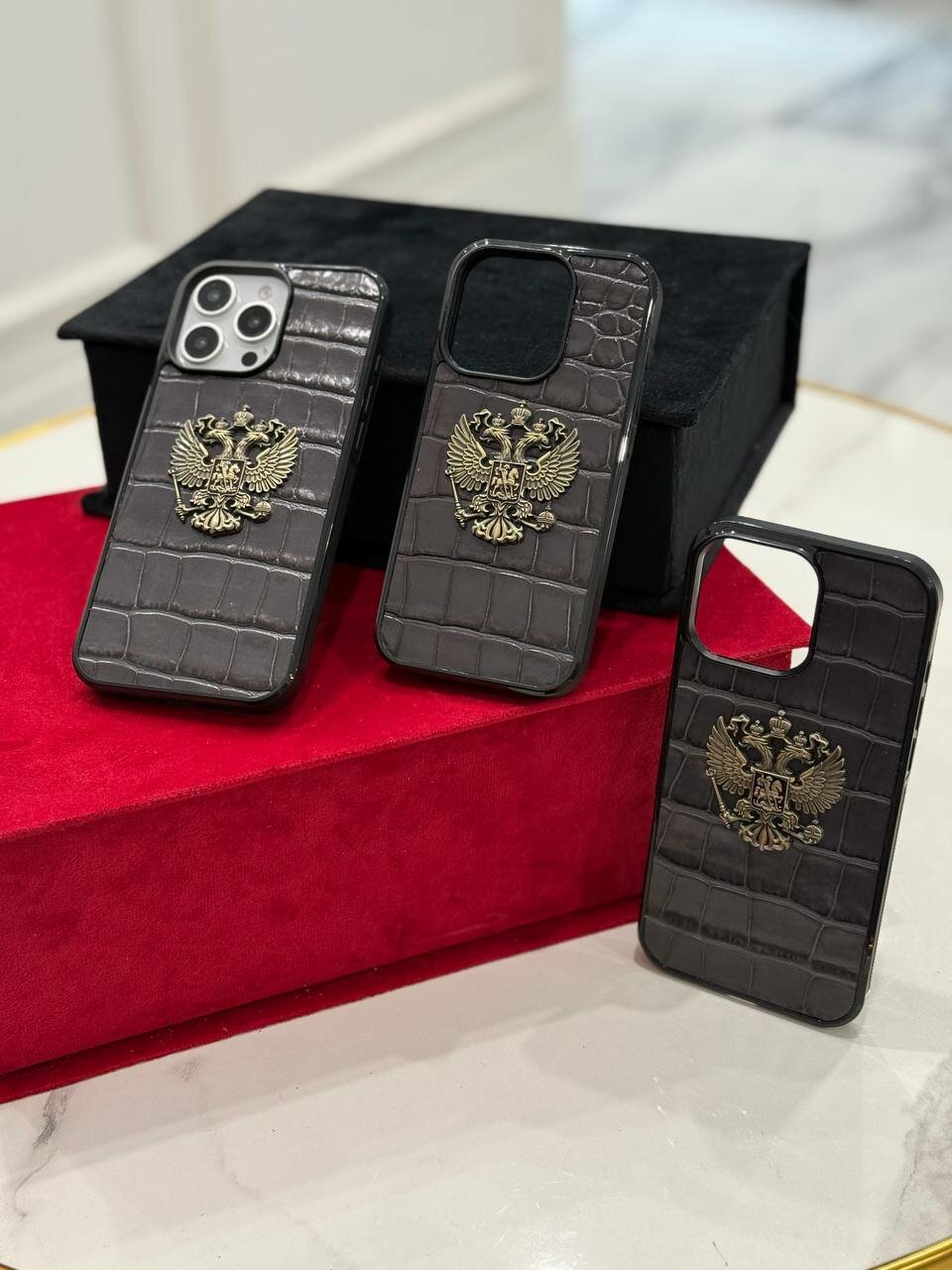 Чехол на 16 Pro Max серо-коричневый с гербом России