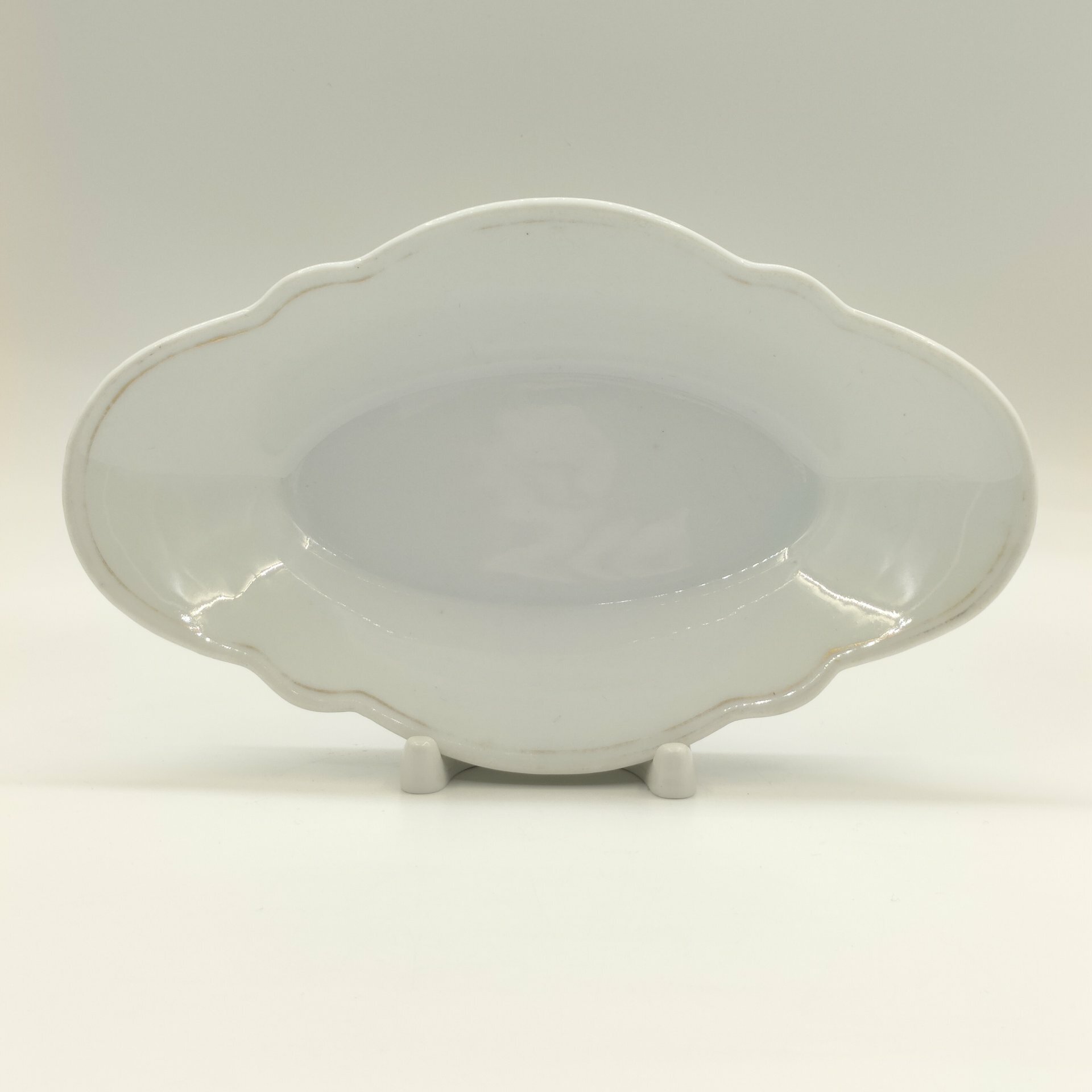 Сервировочное блюдо (селёдочница) овальной формы с фигурным краем, фарфор