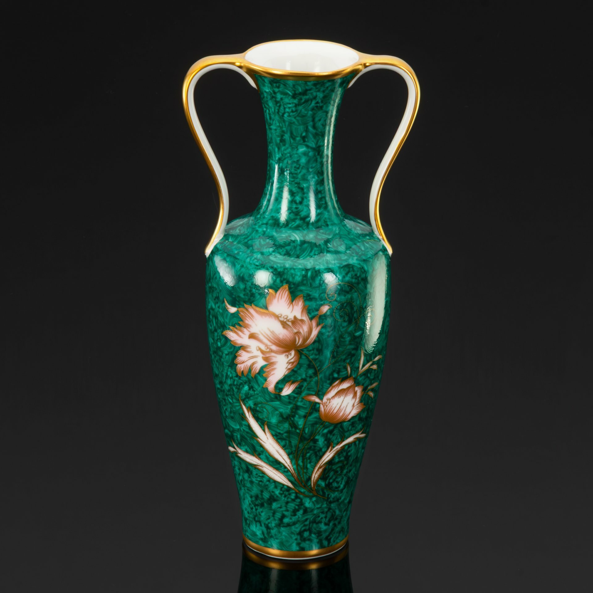 Ваза для цветов малахитового оттенка, украшенная цветочным декором