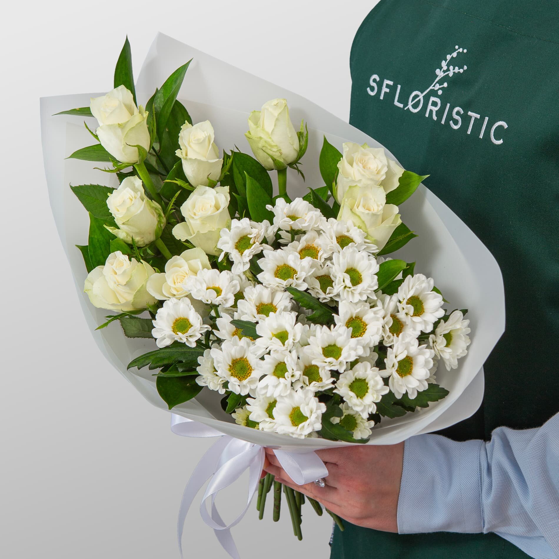 Букет из Роз Кения и Хризантем сантини Эстетика белого