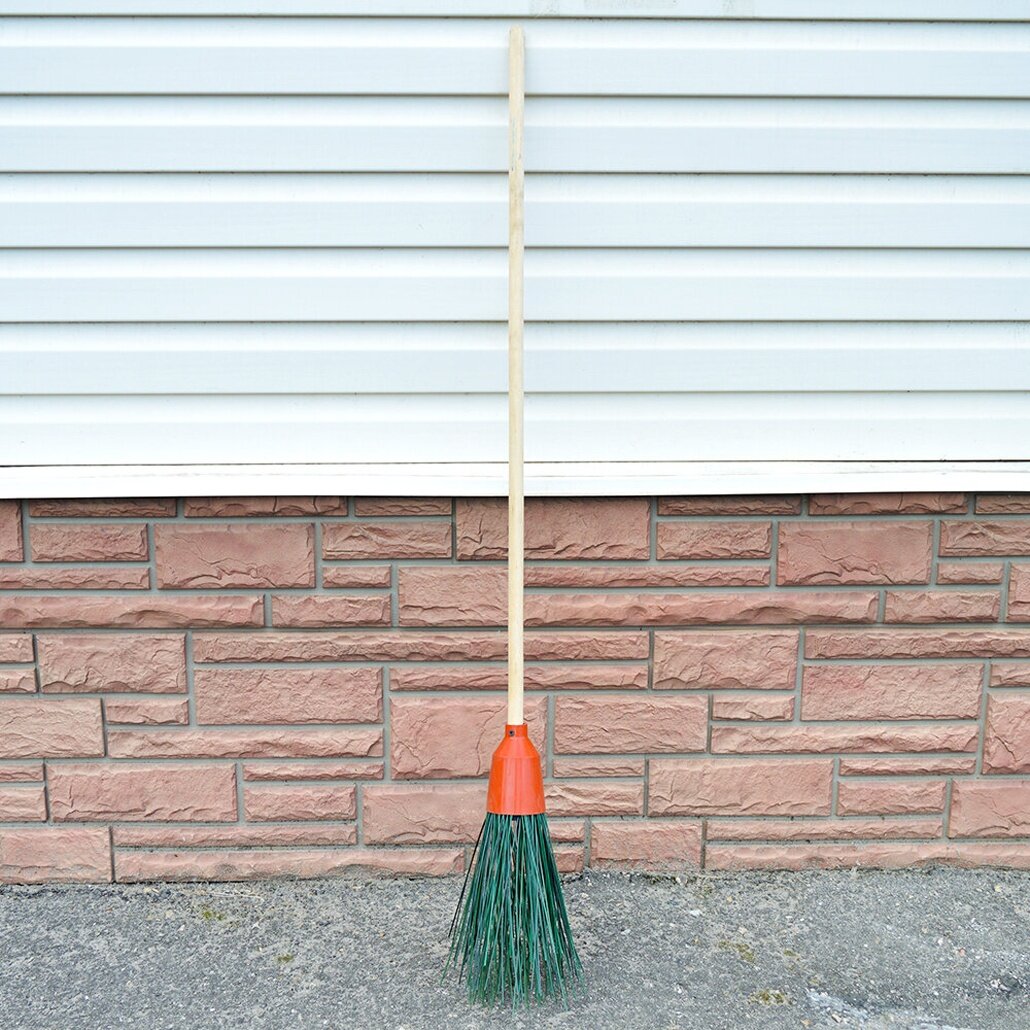 Метла круглая "Краса" с деревянным черенком, полипропиленовые щетины, удобство уборки