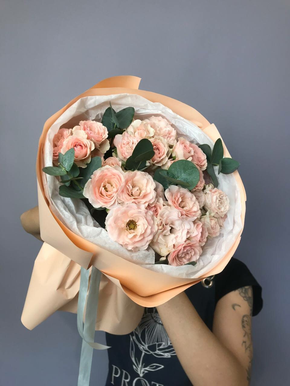 Букет из нежных кустовых роз и эвкалипта 7 шт. "Нежное сердце" PROTEA- Студия Цветов