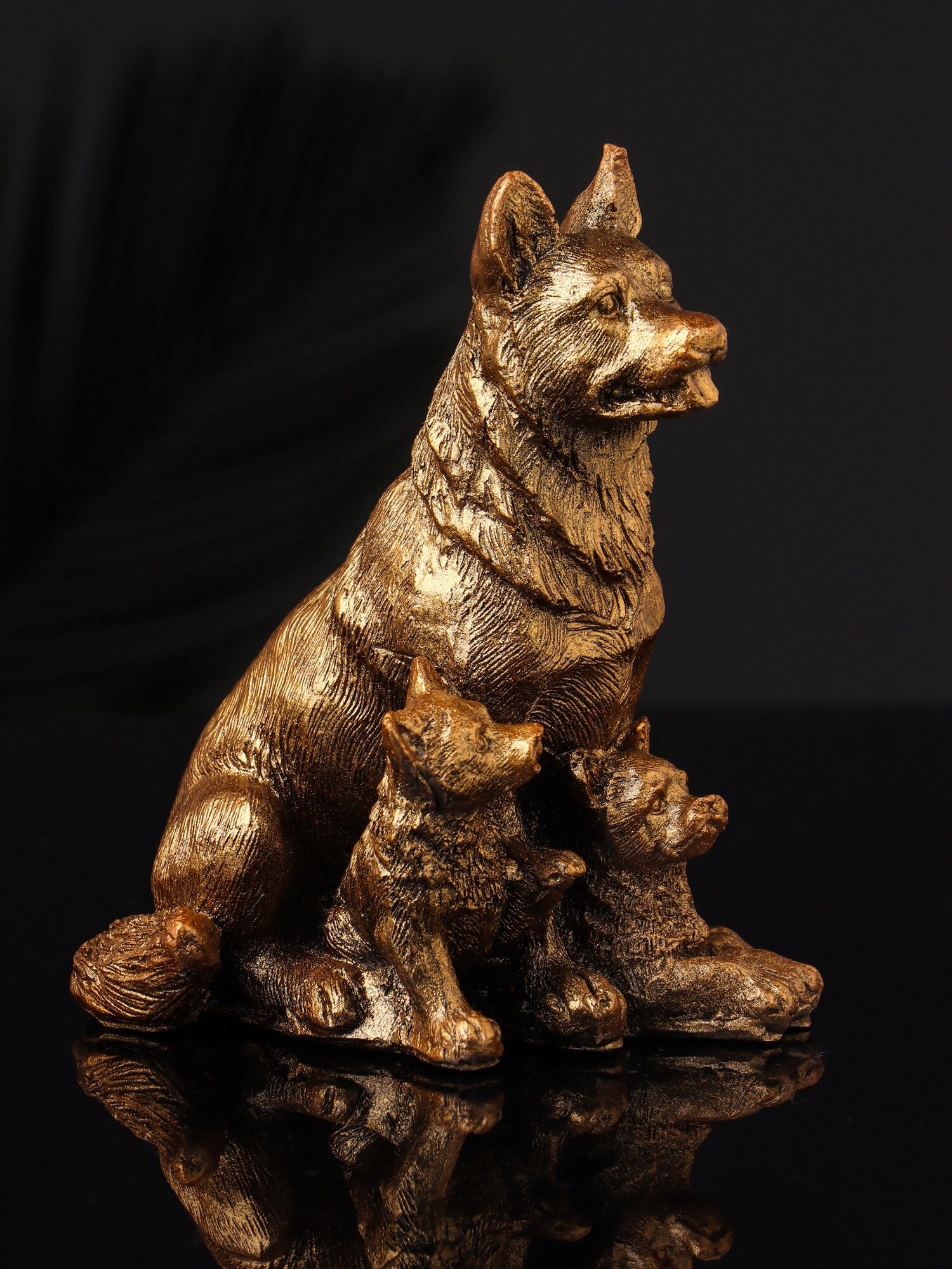 Фигура "Овчарка с щенками" 10х7 см, бронза