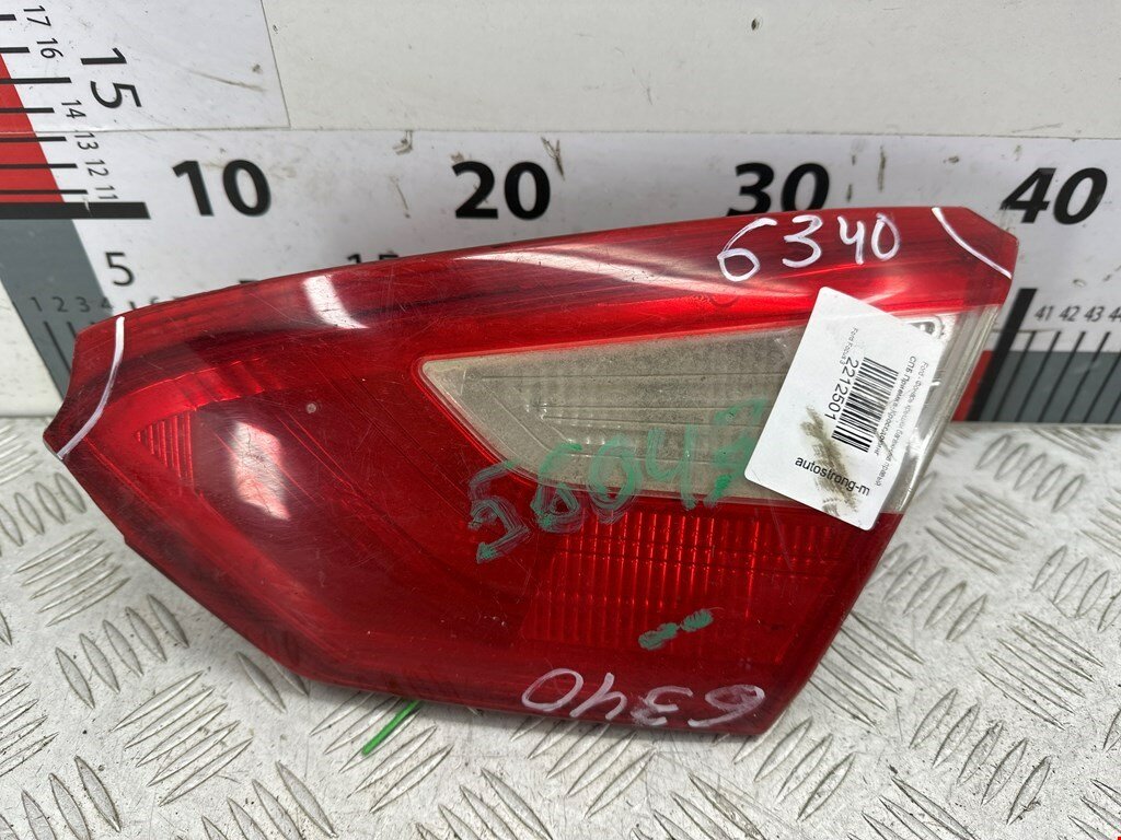 Фонарь крышки багажника правый Ford Focus 3 арт. 2212501