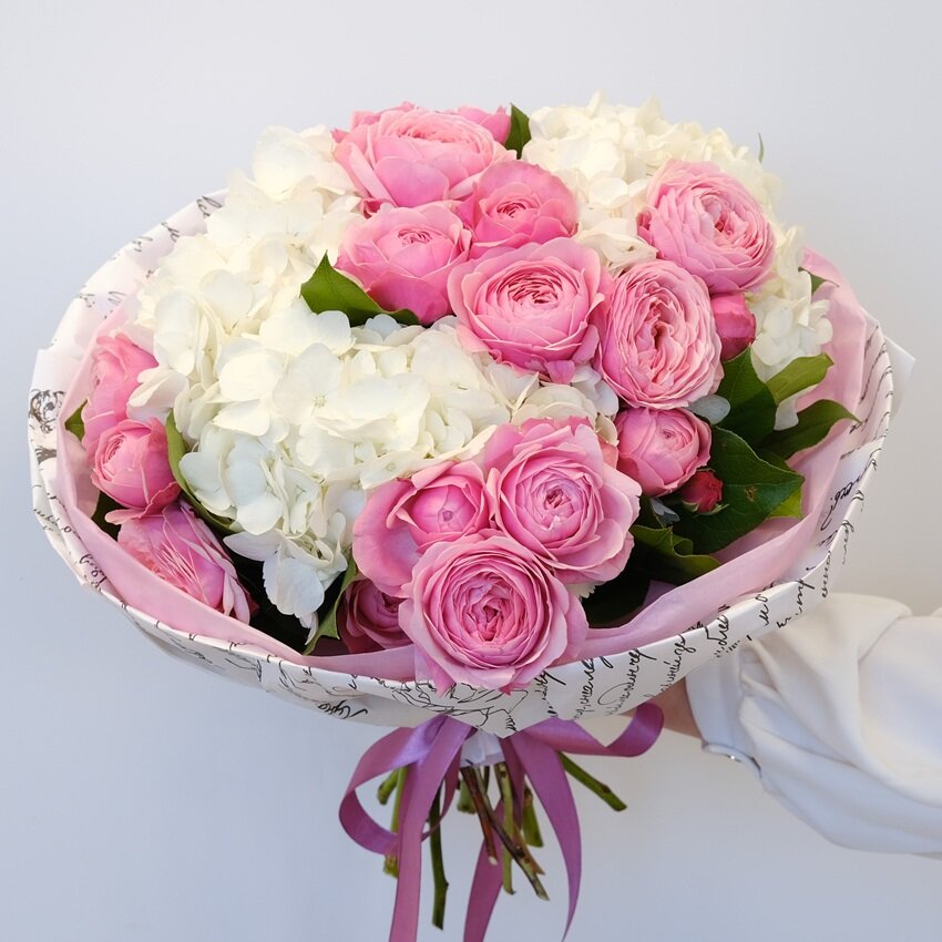Пионовидные кустовые розы Сильва Пинк и гортензия в воздушном букете "Романтика в белом"